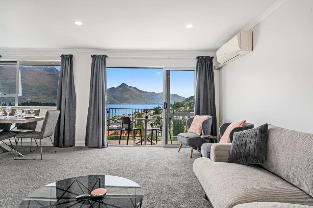 Queenstown Holiday Home with Gorgeous Views – Walk to Town